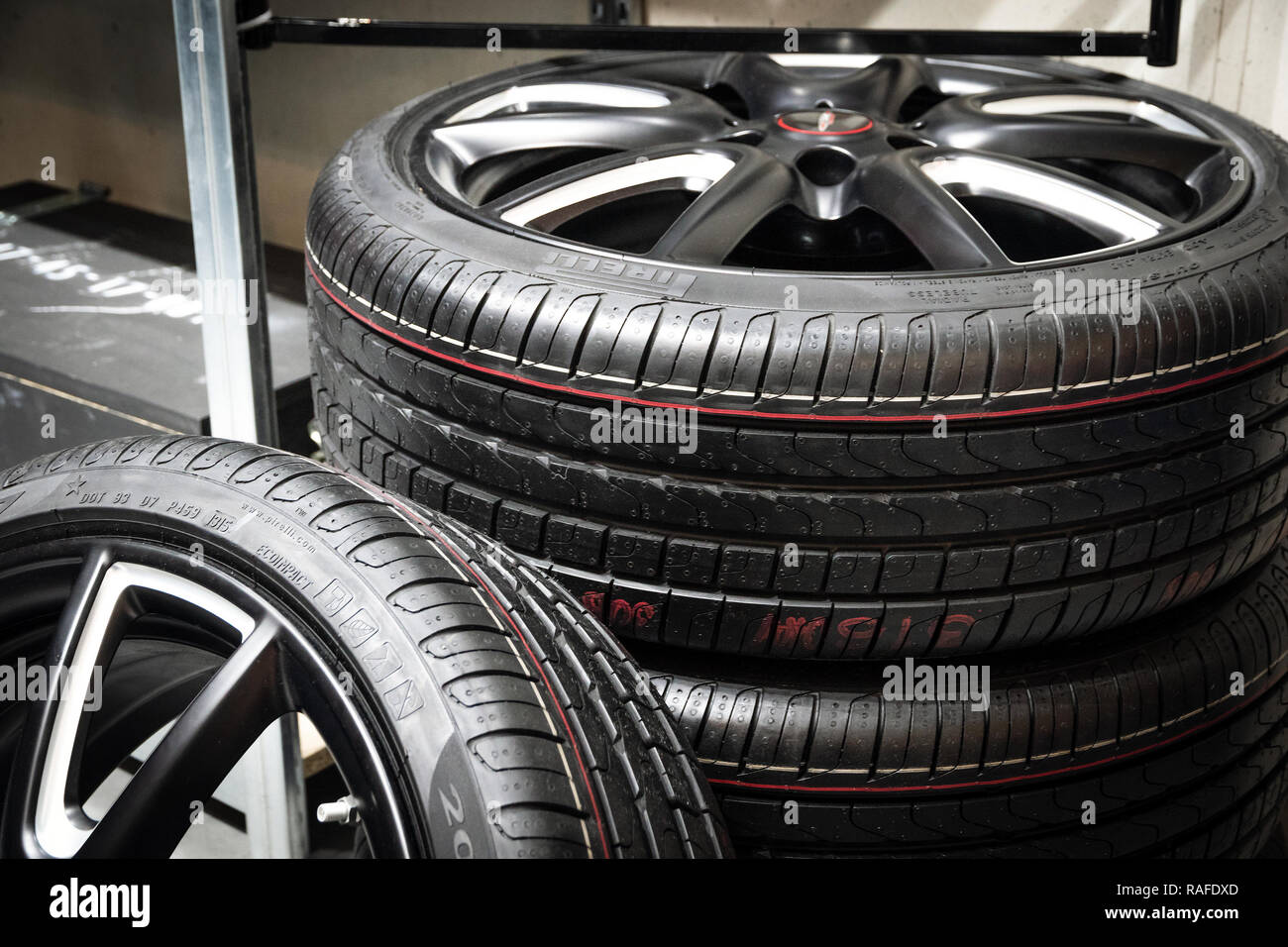Black sport rims hi-res stock photography and images - Alamy