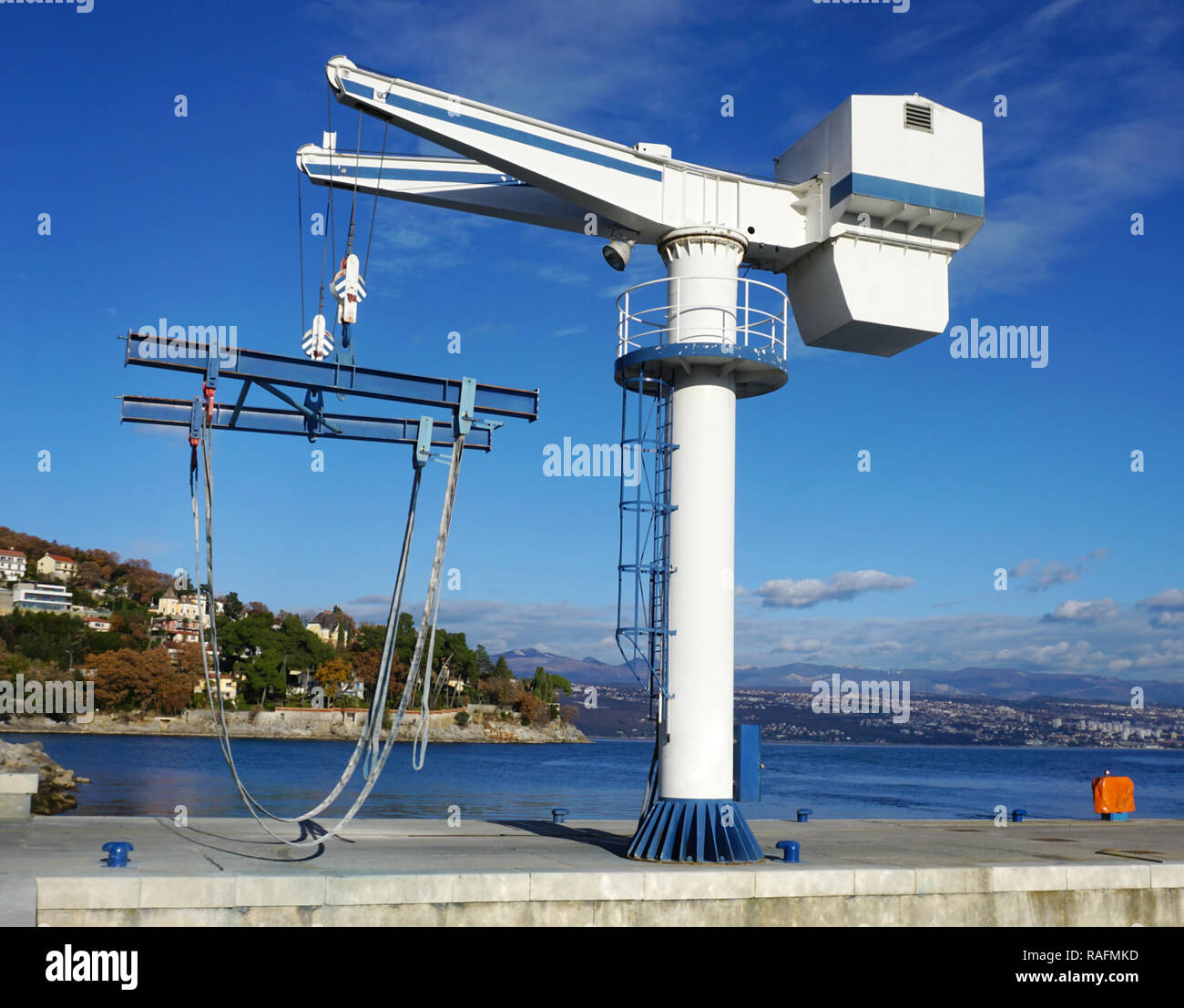 Gantry crane boat hi-res stock photography and images - Alamy