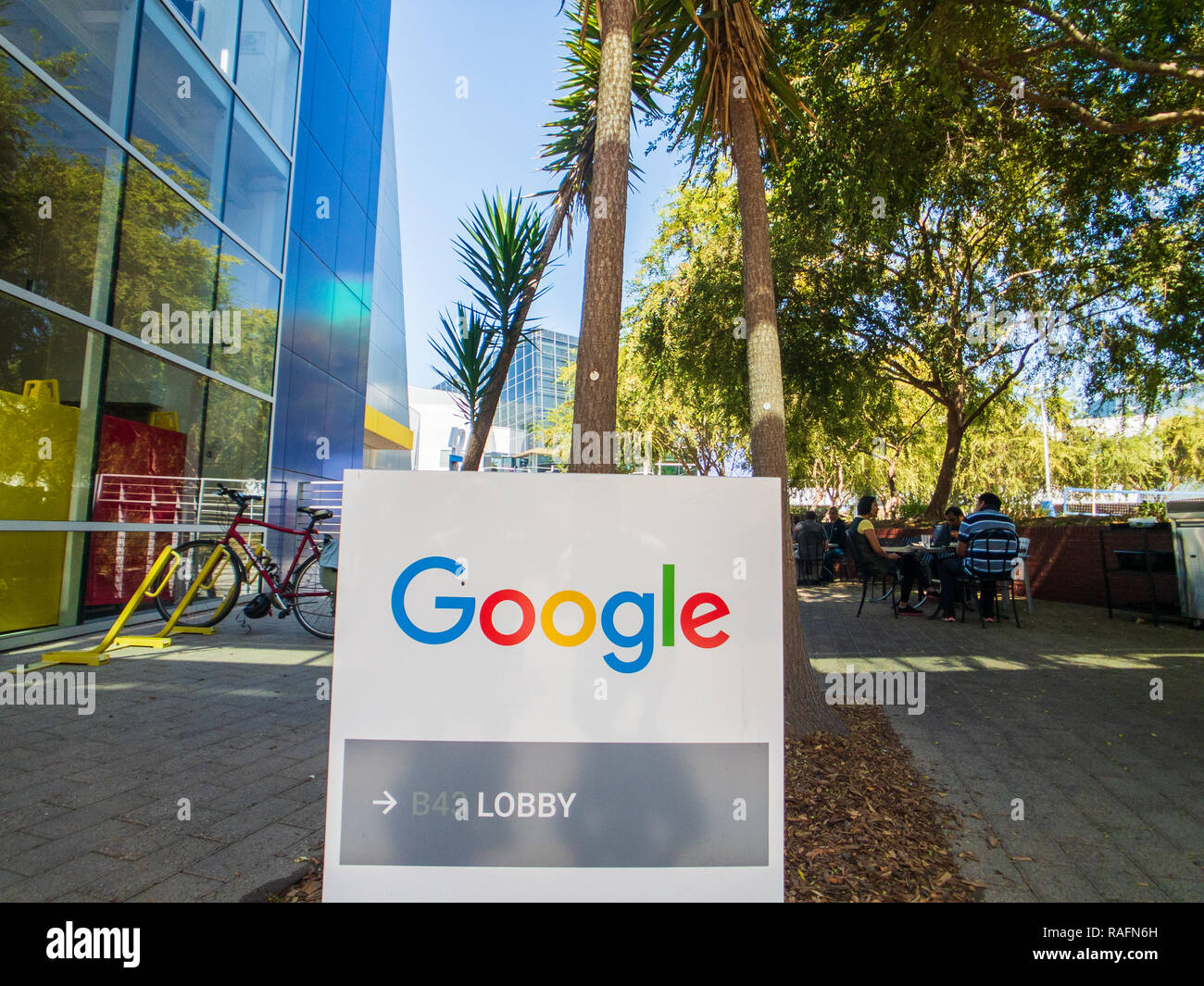 Google employees working hi-res stock photography and images - Alamy