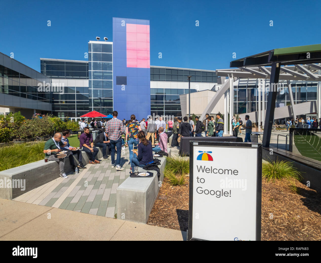 Google office employees working hi-res stock photography and images - Alamy
