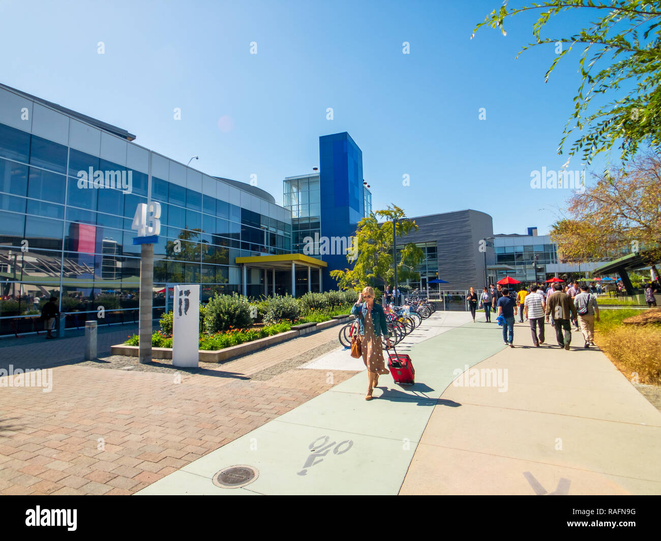 Google employees working hi-res stock photography and images - Alamy