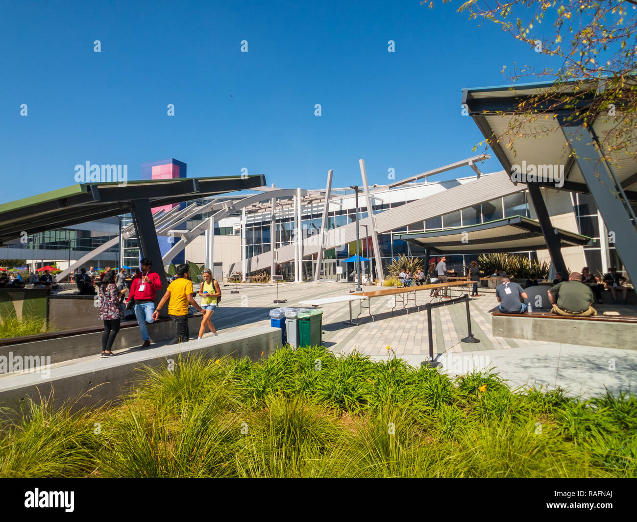 Google office employees working hi-res stock photography and images - Alamy