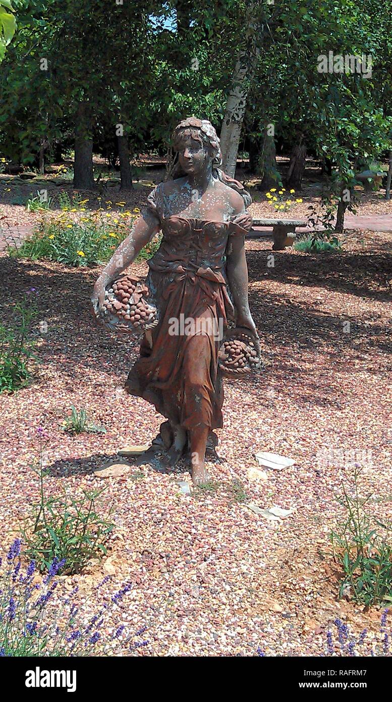 Statue of a girl hi-res stock photography and images - Alamy