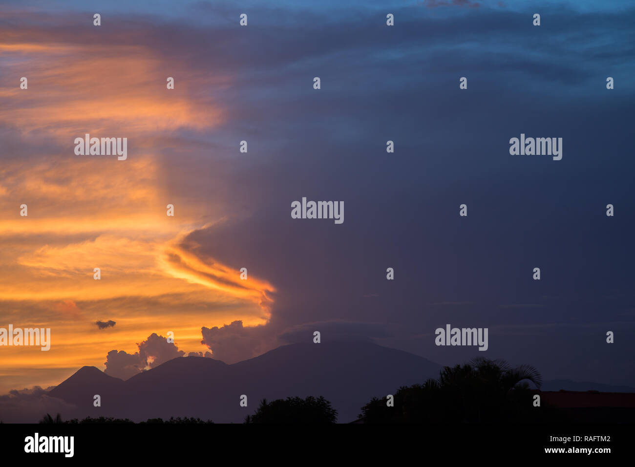 Volcan de Izalco, Cerro Verde y Volcan de Santa Ana (Ilamatepec Stock ...