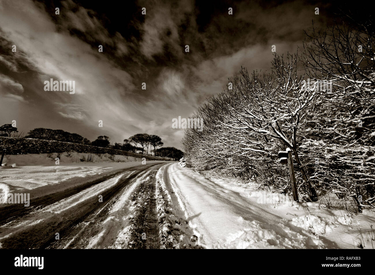 Cars passing through winding road hi-res stock photography and images ...