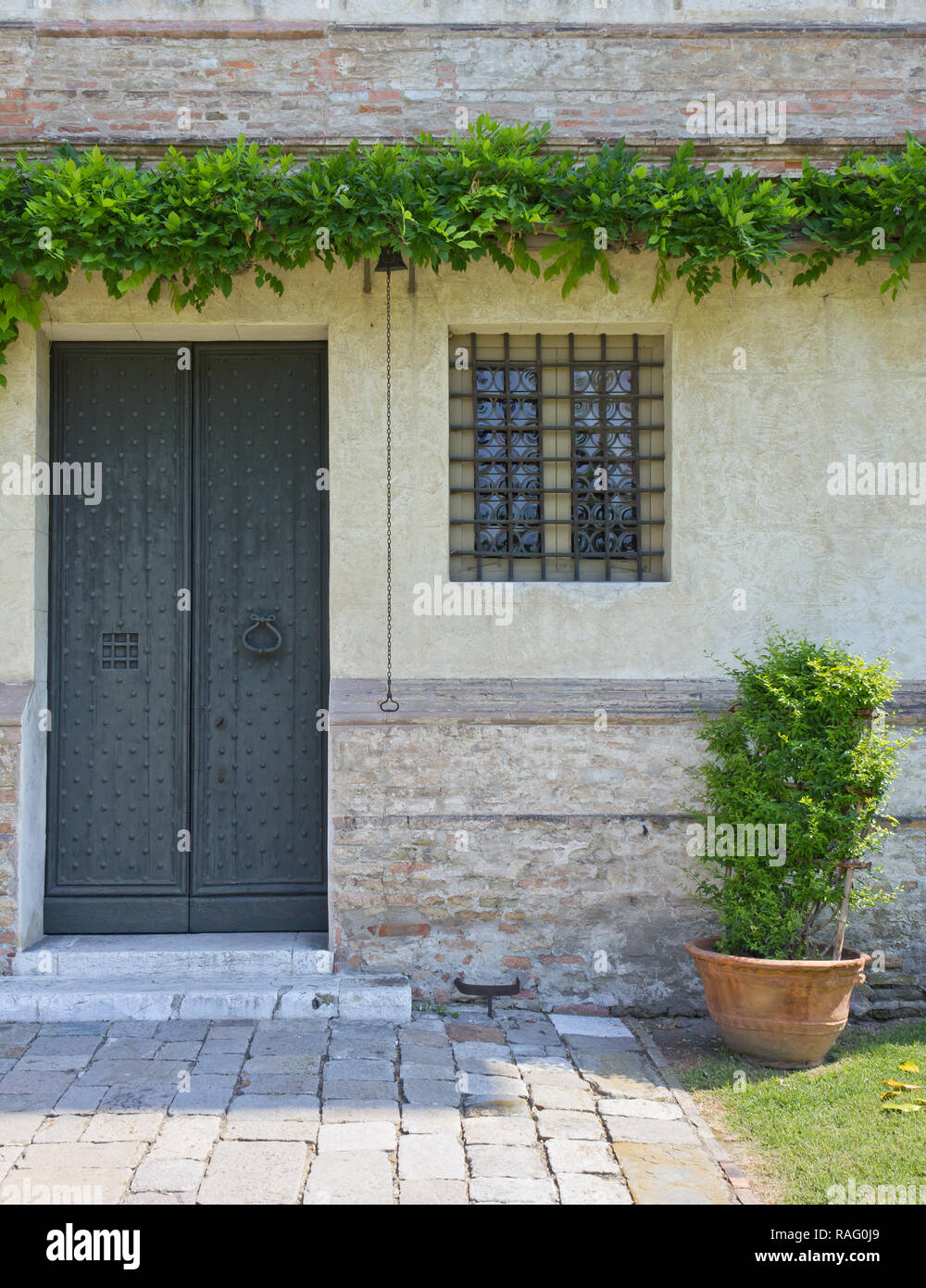 Old italian villa detail hi-res stock photography and images - Alamy