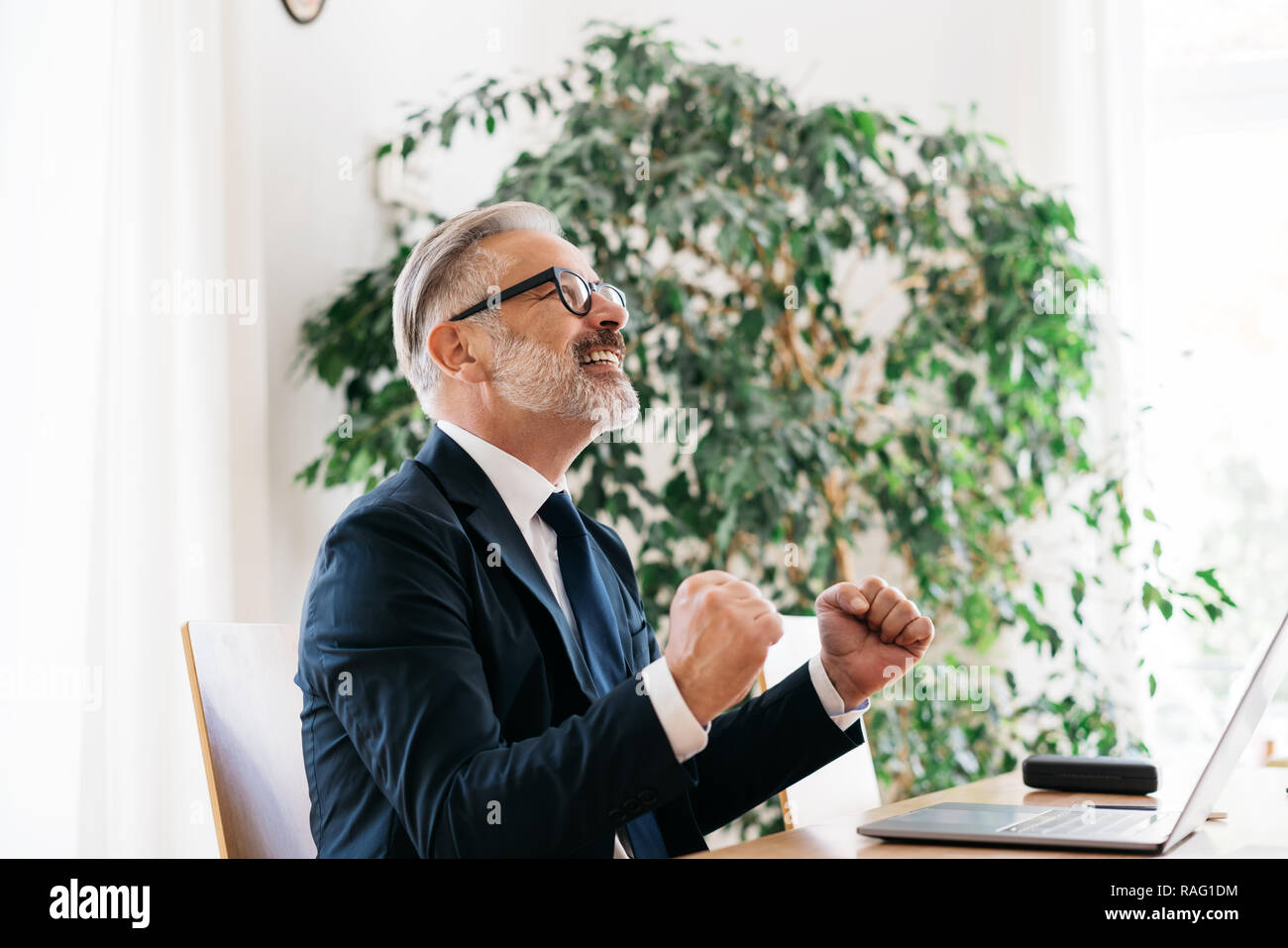 Punching in for work hi-res stock photography and images - Alamy