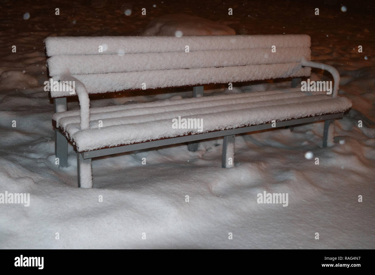 Park bench in the dark hi-res stock photography and images - Alamy