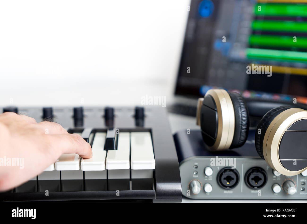 Portable electric keyboard hi-res stock photography and images - Alamy