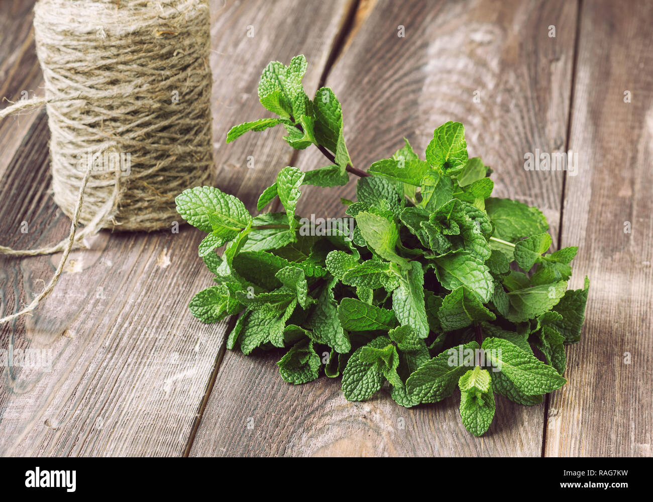 Bunch of fresh mint on the old wooden table with twine Stock Photo - Alamy