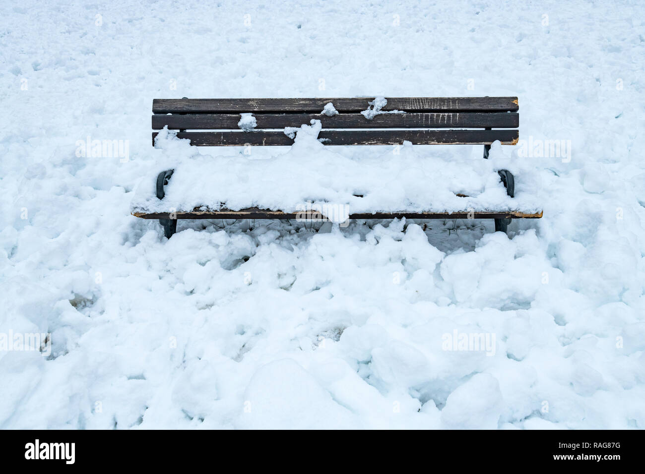Empty wooden bench covered in snow in winter with copy space Stock ...