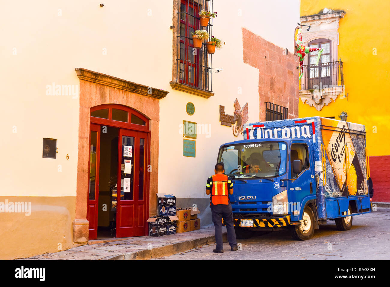 Beer delivery truck mexico hi-res stock photography and images - Alamy