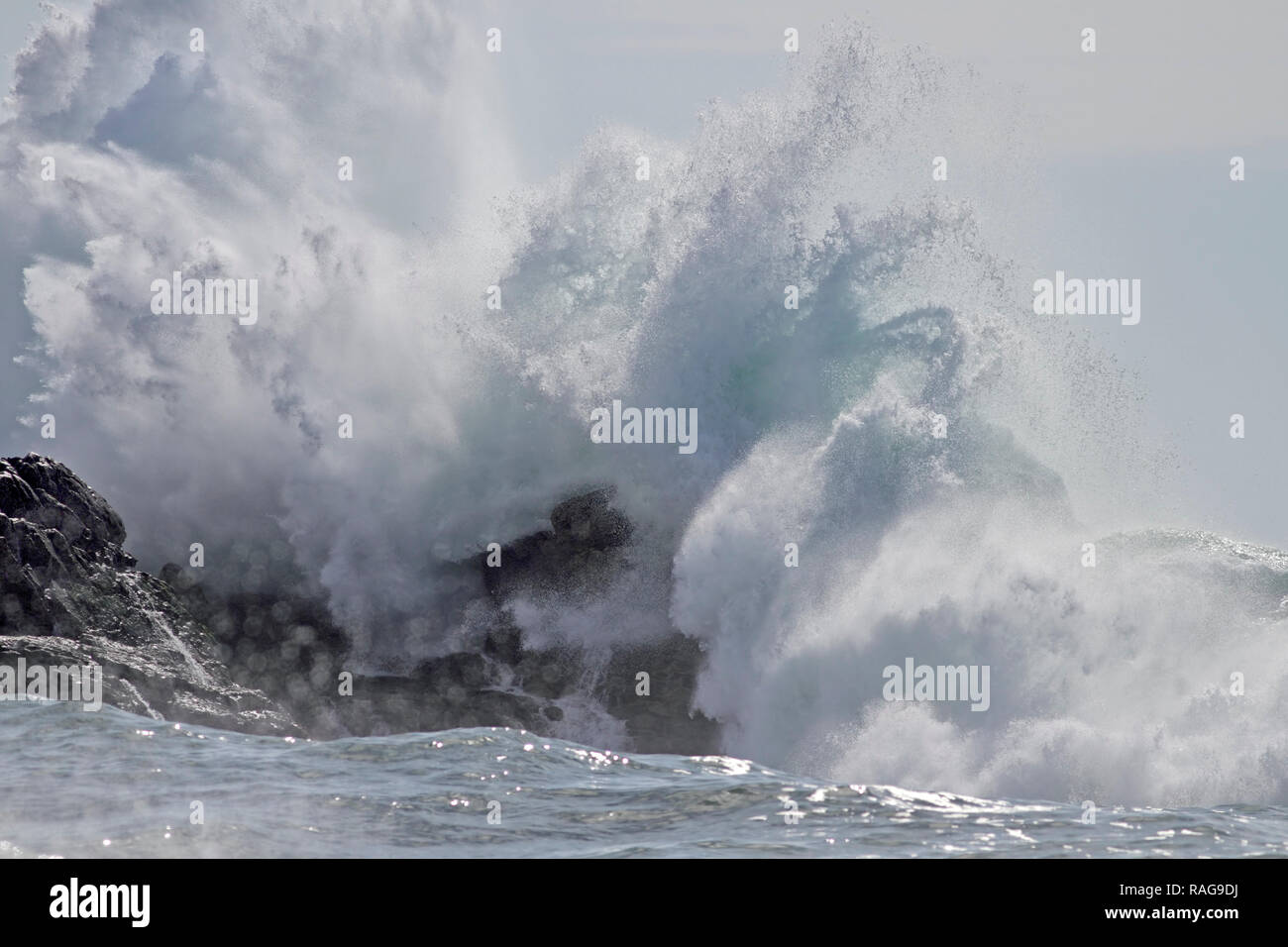 Splash against rocks hi-res stock photography and images - Alamy