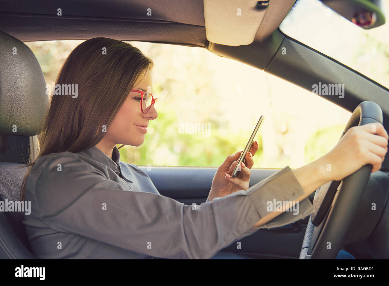 Girl sitting in car using hi-res stock photography and images - Alamy