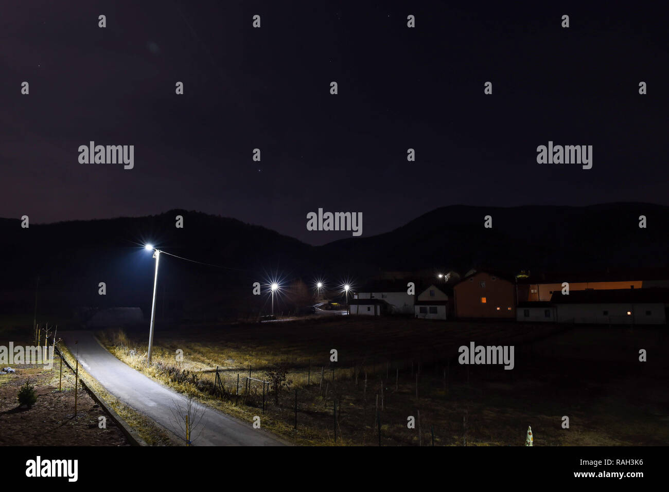 New falling snow at night hi-res stock photography and images - Alamy