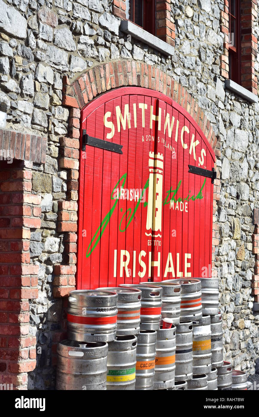 Irish red window hi-res stock photography and images - Alamy