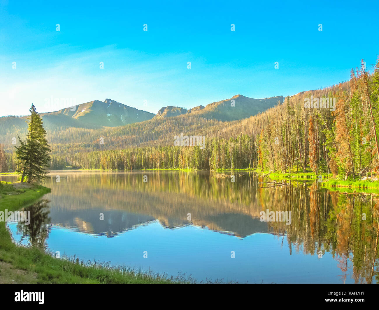Two Ocean Lake mirroring at Grand Teton National Park, Wyoming, United ...