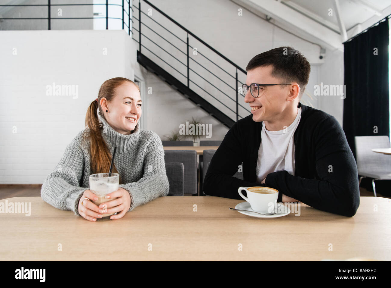 Smiling couple coffee shop hi-res stock photography and images - Alamy