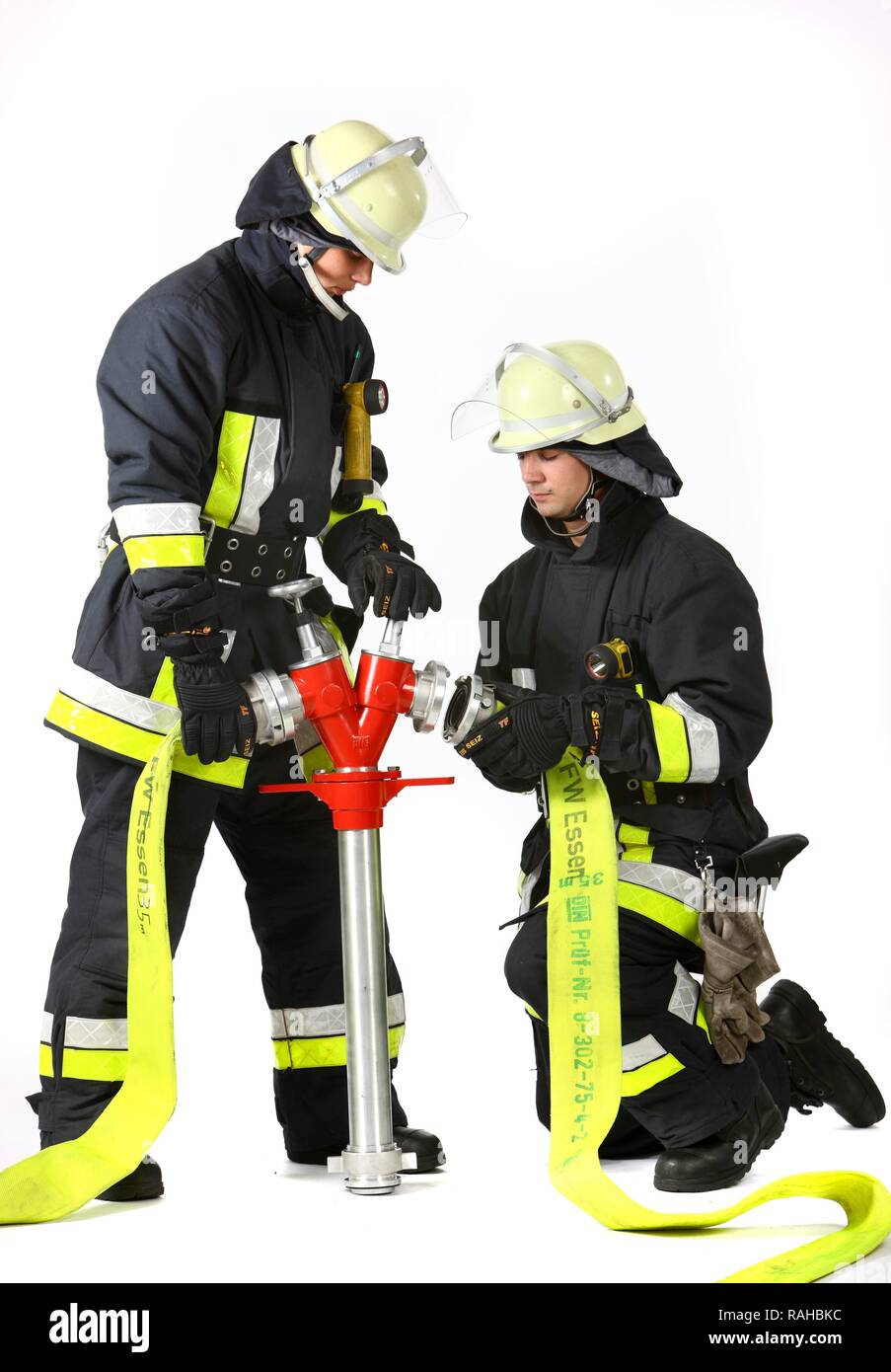 Firefighter connecting to hydrant hi-res stock photography and images ...