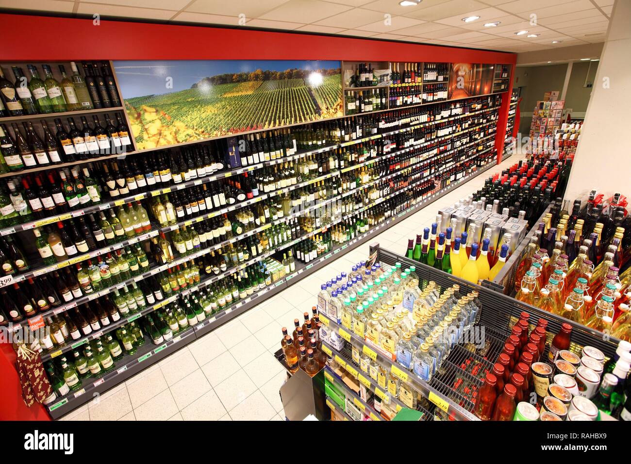 Supermarket aisles liquor hi-res stock photography and images - Alamy