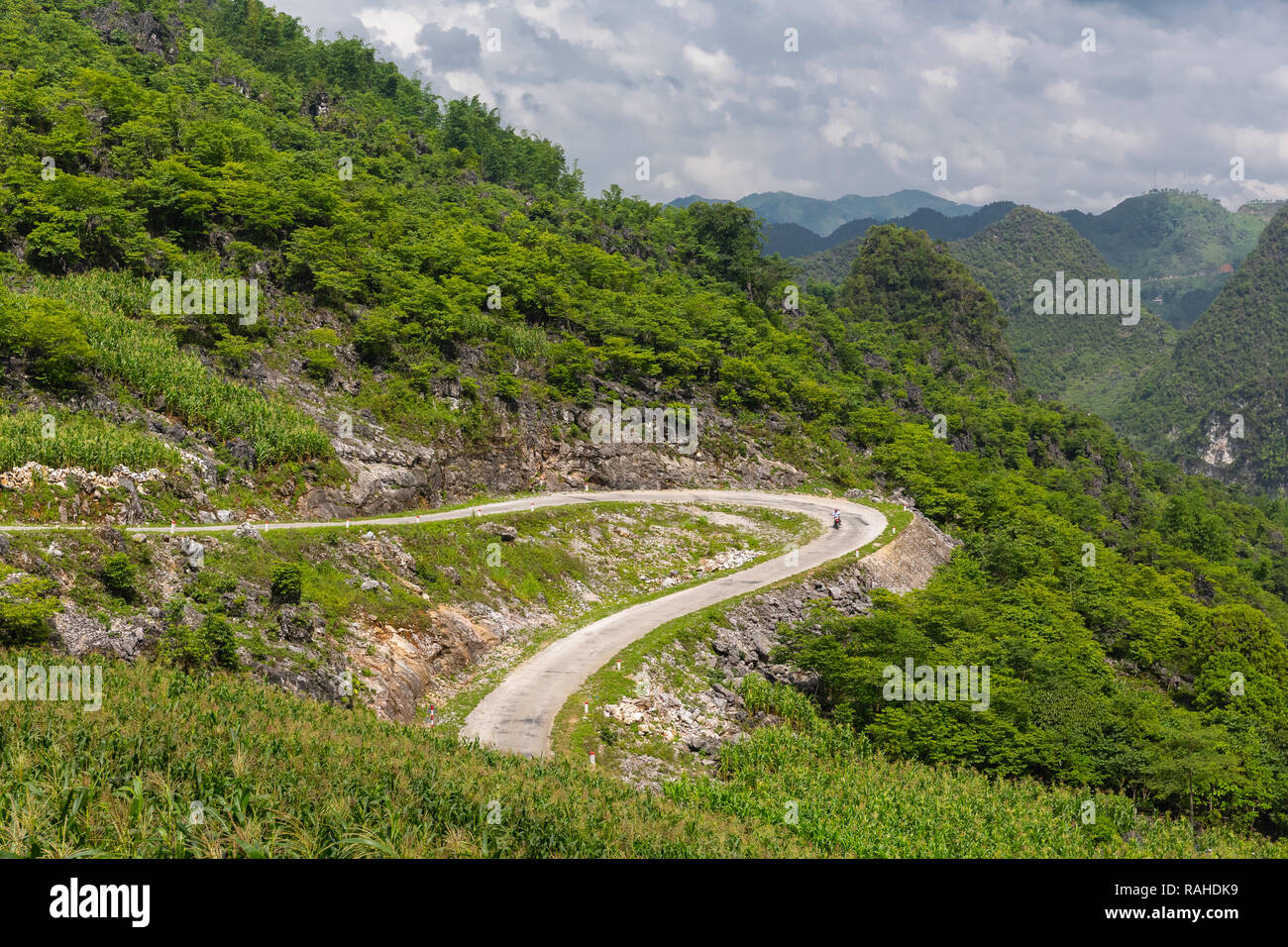 Mountain loop highway hi-res stock photography and images - Alamy