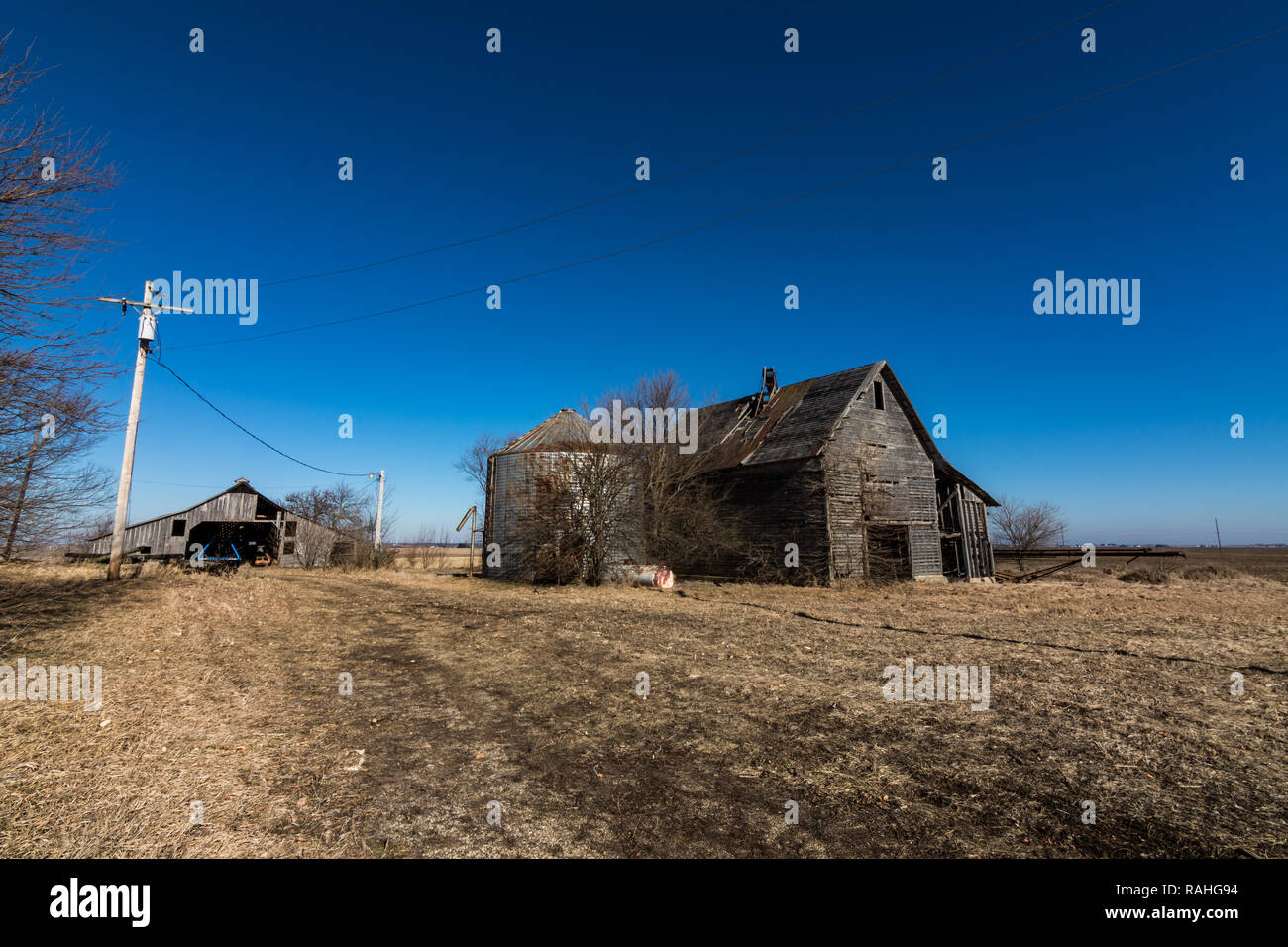 Abandoned and dilapidated farm buildings in rural Illinois Stock Photo ...