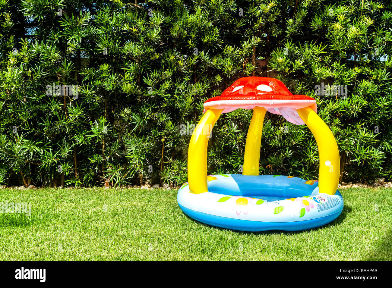 Plastic swimming pool garden hi-res stock photography and images - Alamy