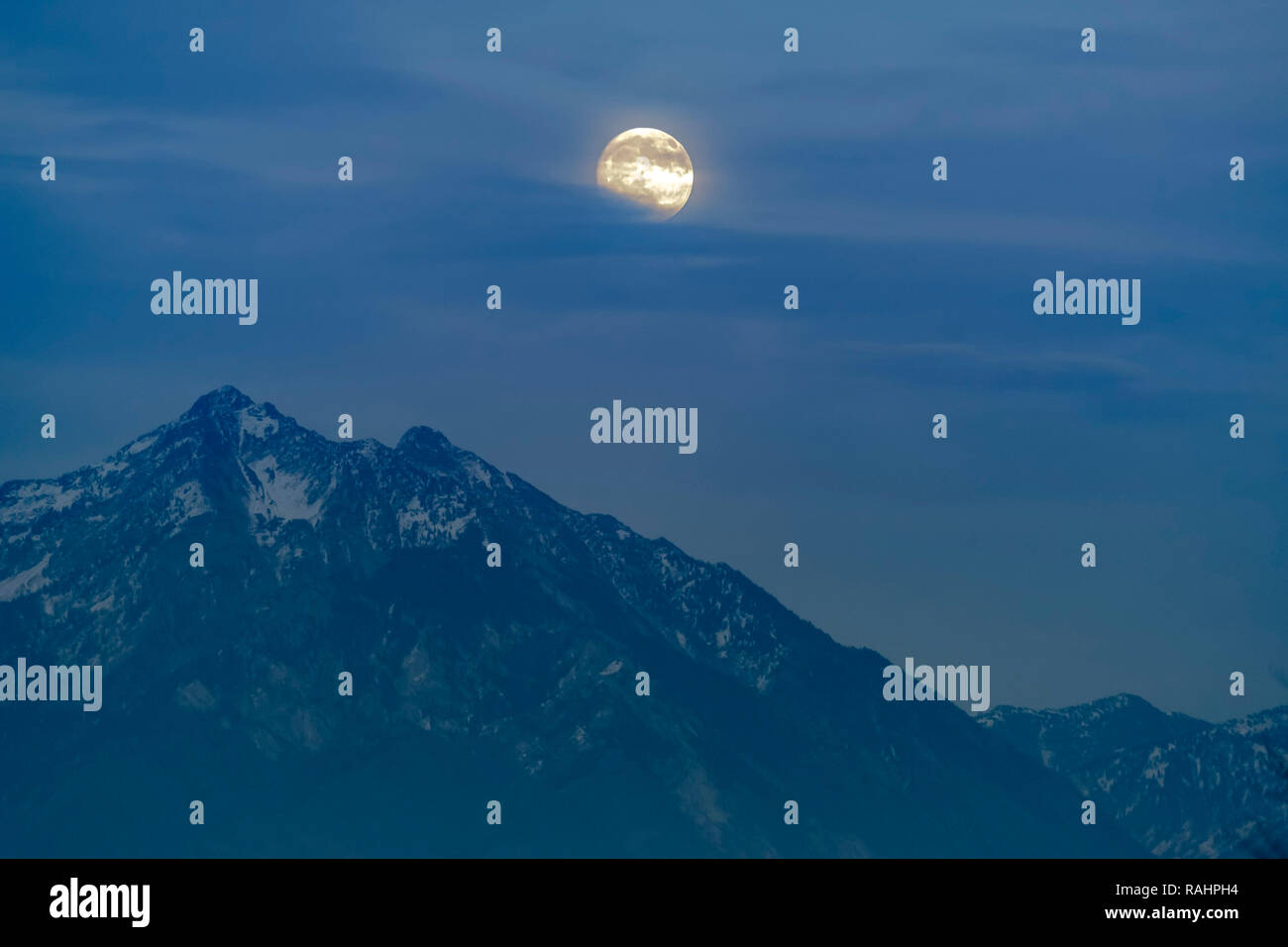 Moon on a foggy night over Timpanogos mountains Stock Photo - Alamy
