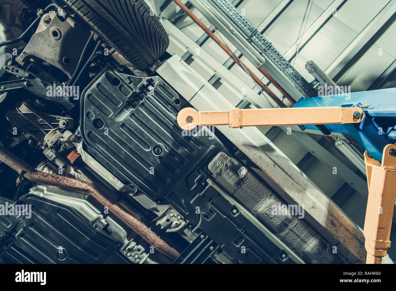 Car on a lift hi-res stock photography and images - Alamy