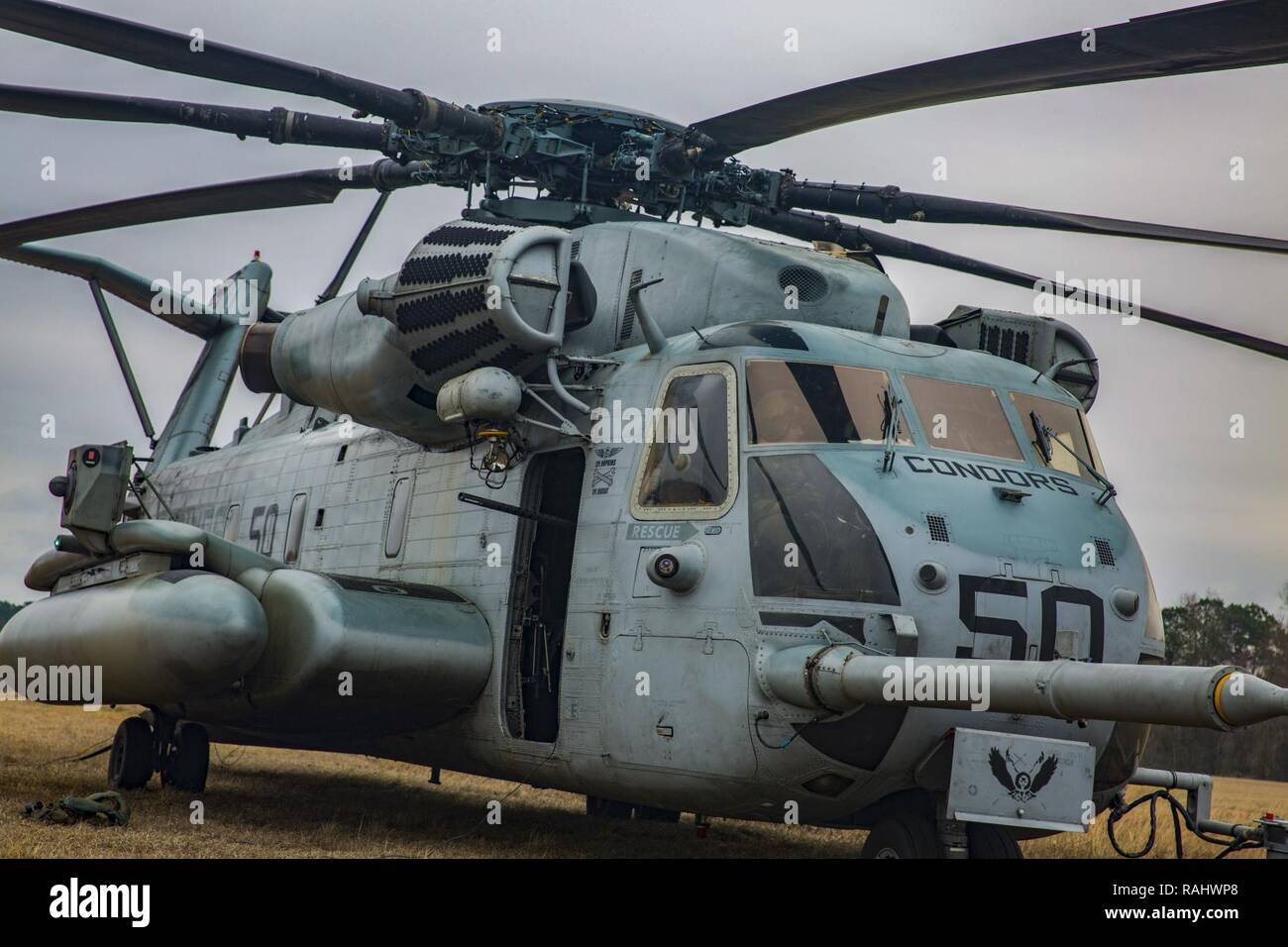 U.S. Marines with Marine Heavy Helicopter Squadron 464 (HMH-464 ...