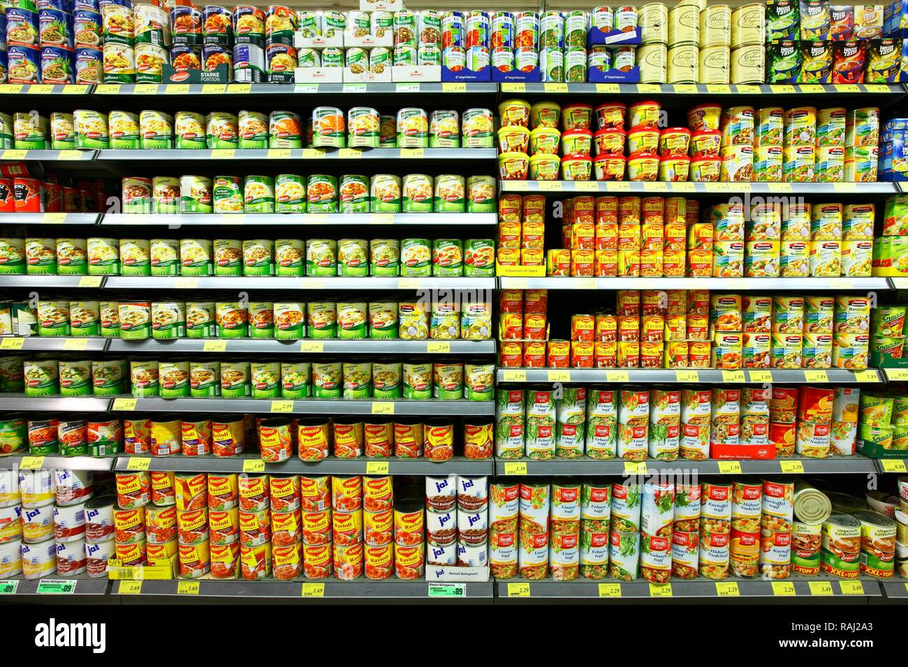 Ready meals shelves hi-res stock photography and images - Alamy