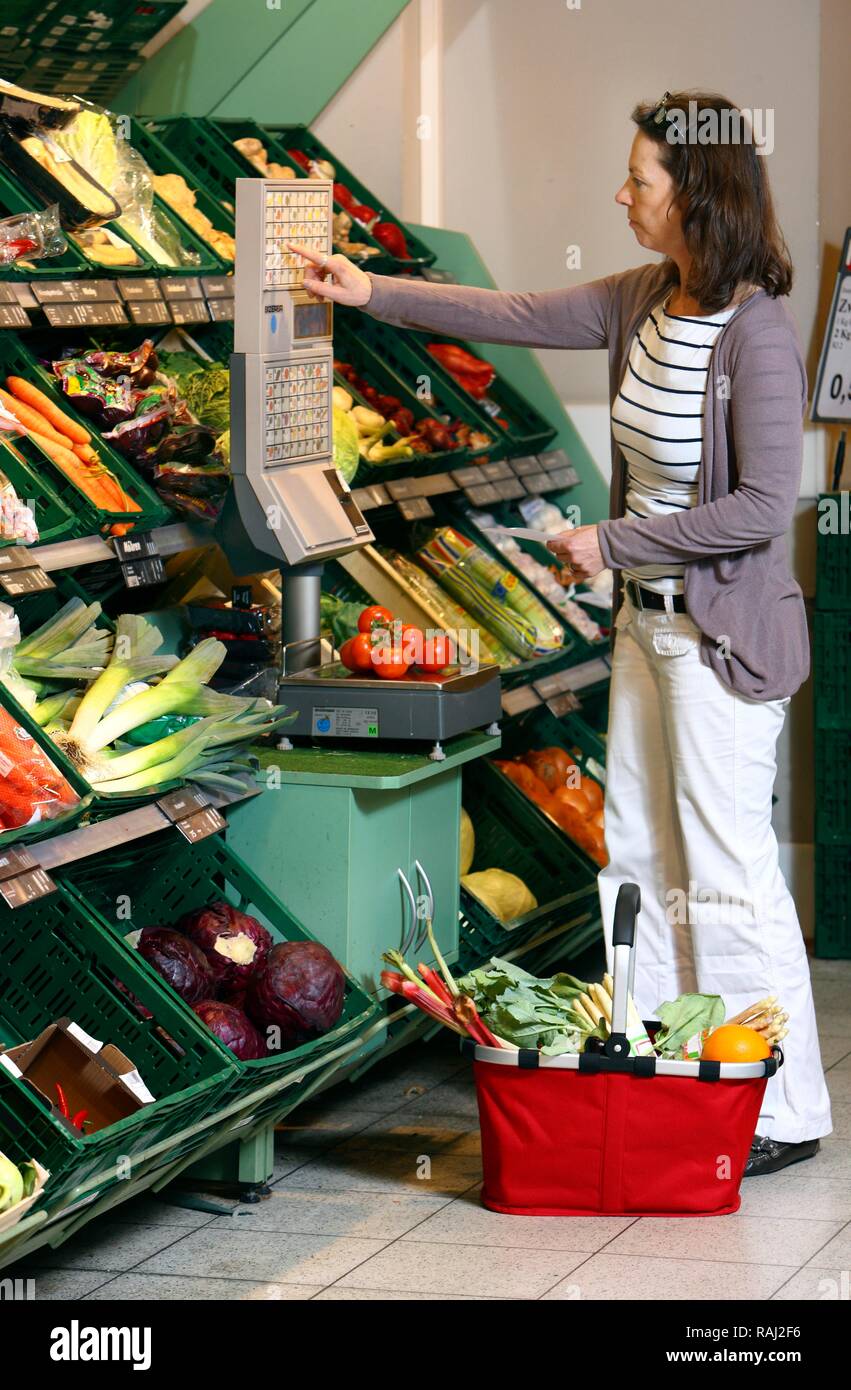 Women selling fruit vegetables in hi-res stock photography and images - Alamy