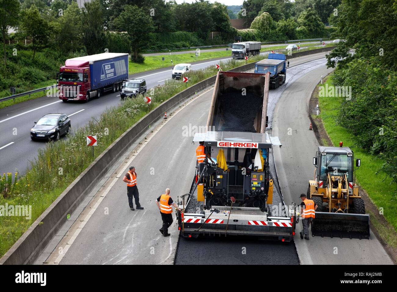 Applying a new asphalt surface, silent tarmac, porous asphalt, noise ...