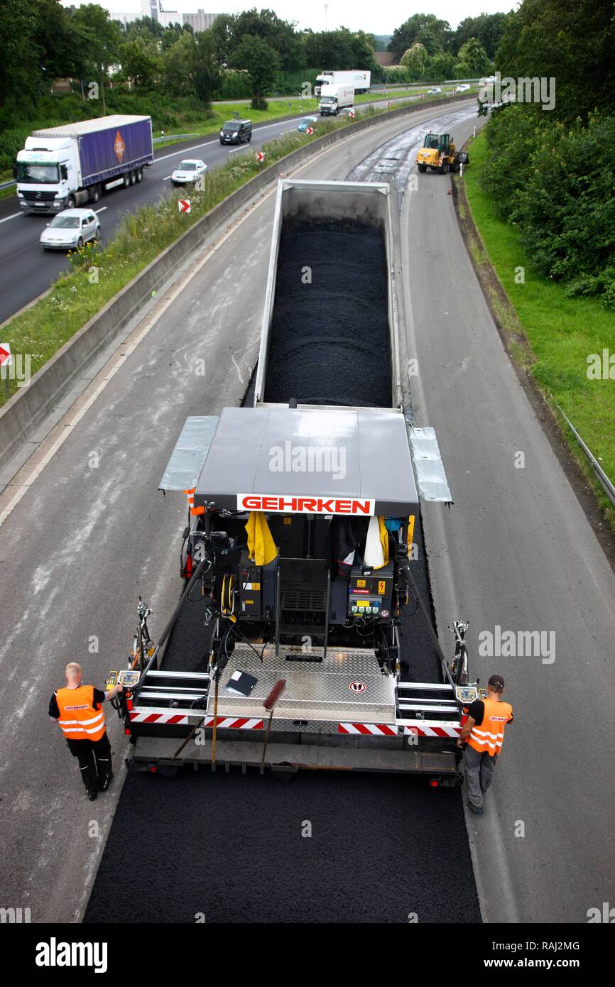 Applying a new asphalt surface, silent tarmac, porous asphalt, noise ...