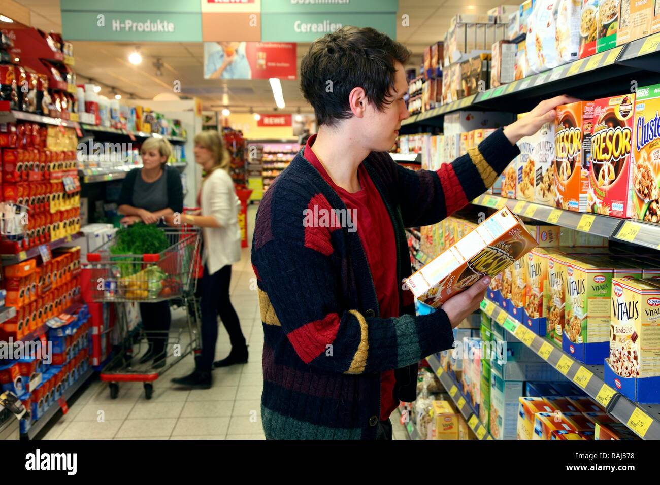 Man buying Muesli, food hall, supermarket Stock Photo - Alamy
