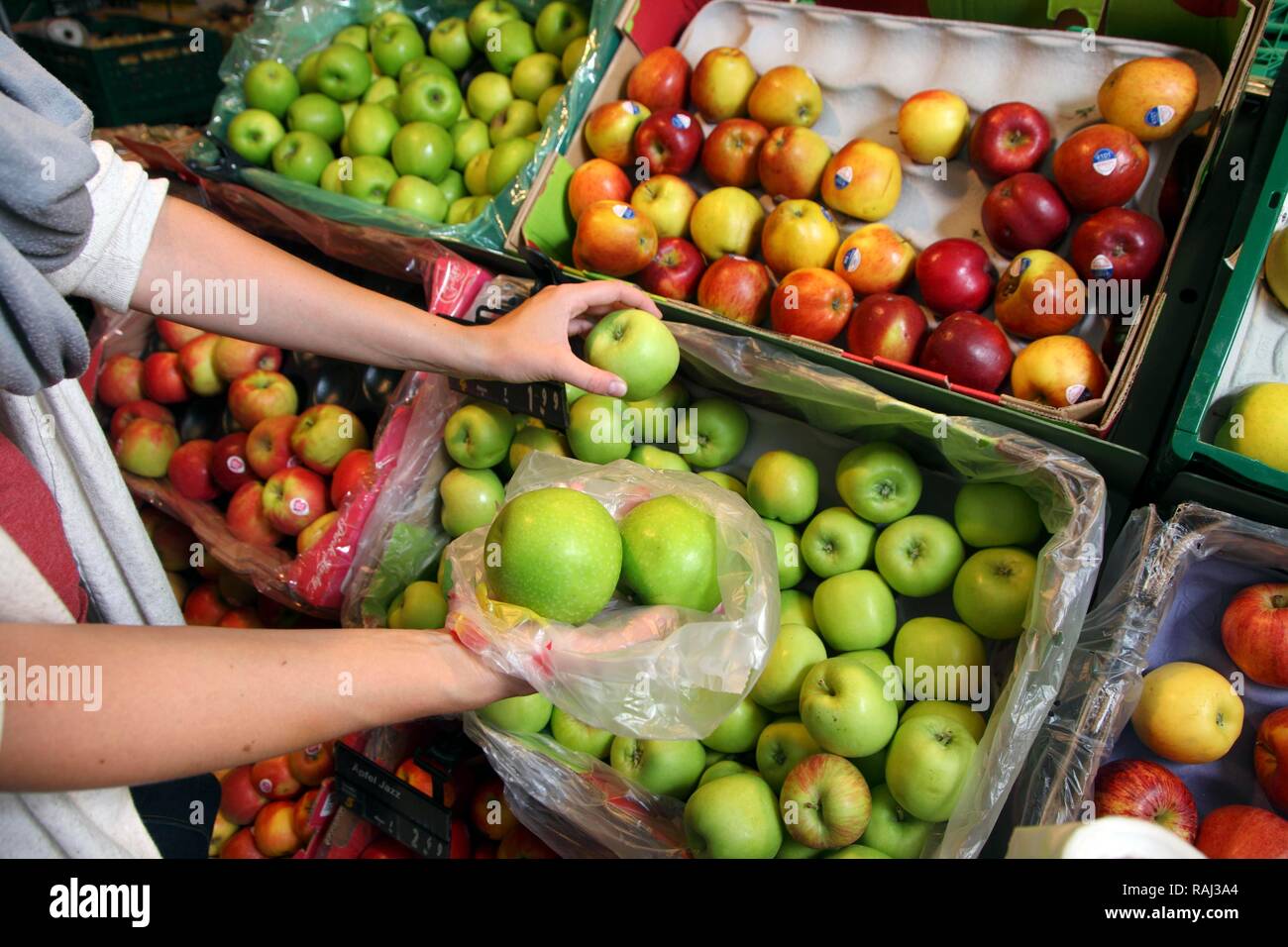 Apples, food hall, supermarket Stock Photo - Alamy