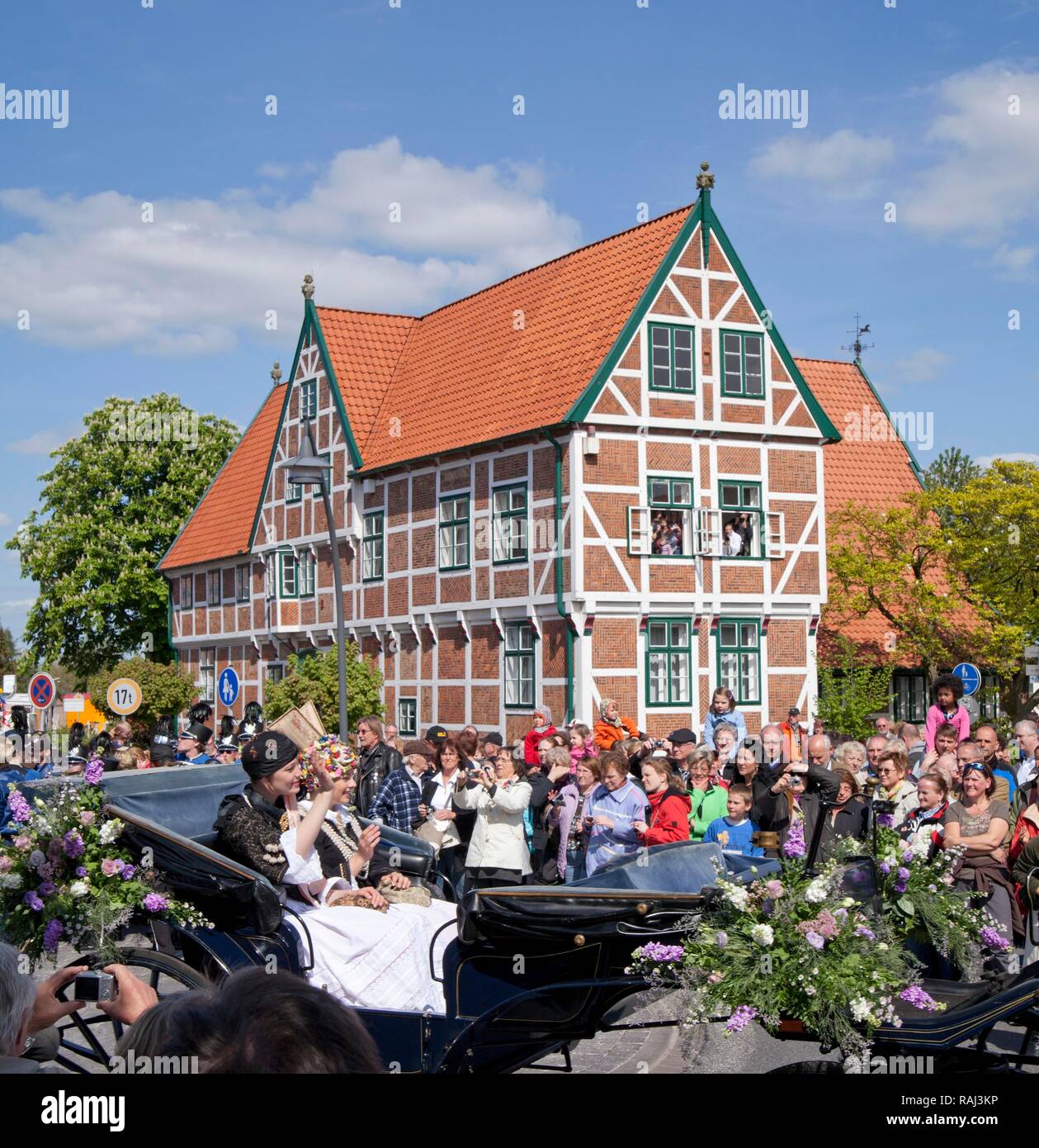 Pageant parade hi-res stock photography and images - Alamy