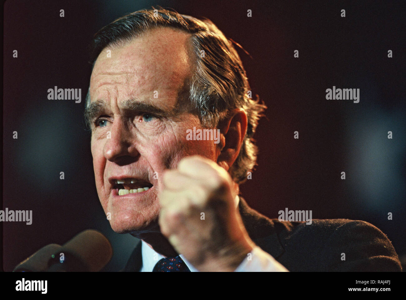 Bush 41 angry hi-res stock photography and images - Alamy