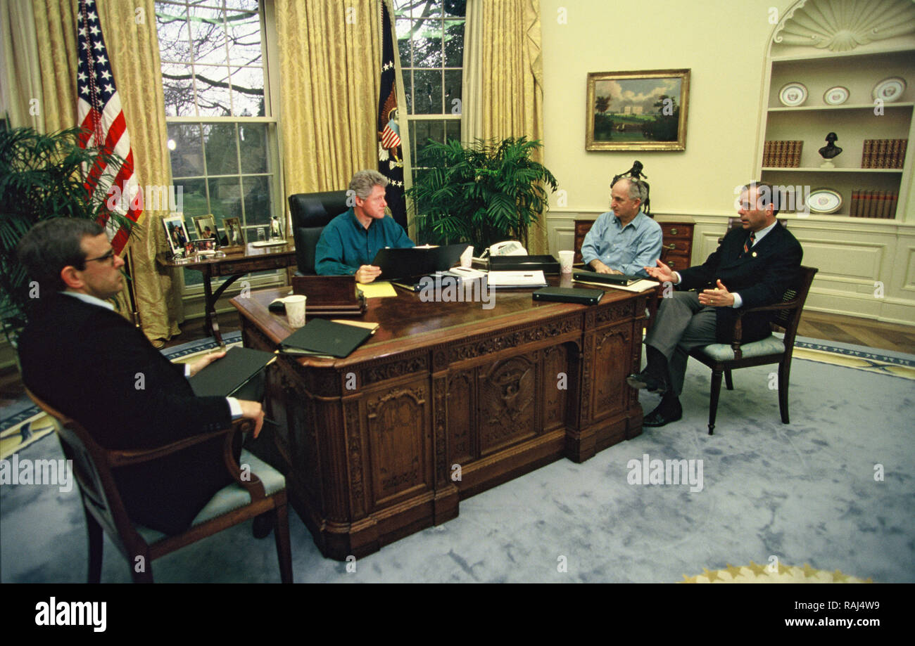 Bill clinton president oval office desk hi-res stock photography and ...