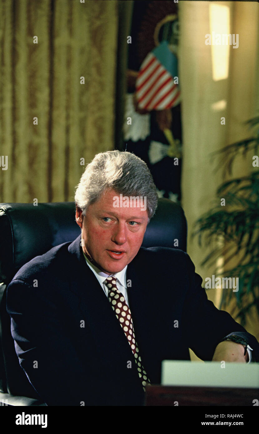 Bill clinton president oval office desk hi-res stock photography and ...