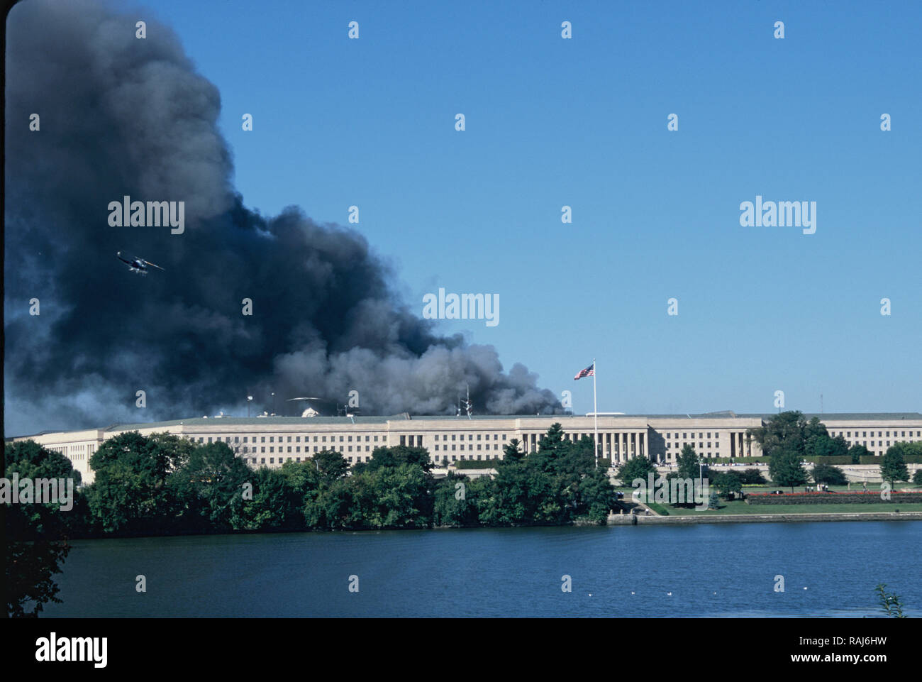 Arlington, VA, 2001/09/11 The Pentagon a few minutes after American ...