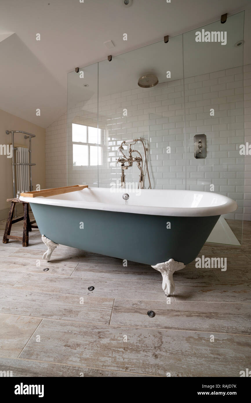 Clawfoot tub hi-res stock photography and images - Alamy