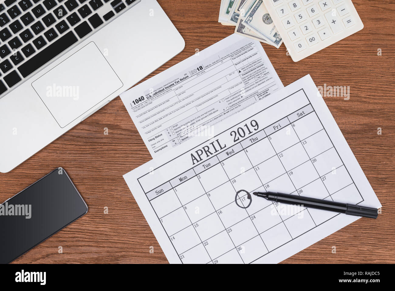17 april calendar on hi-res stock photography and images - Alamy