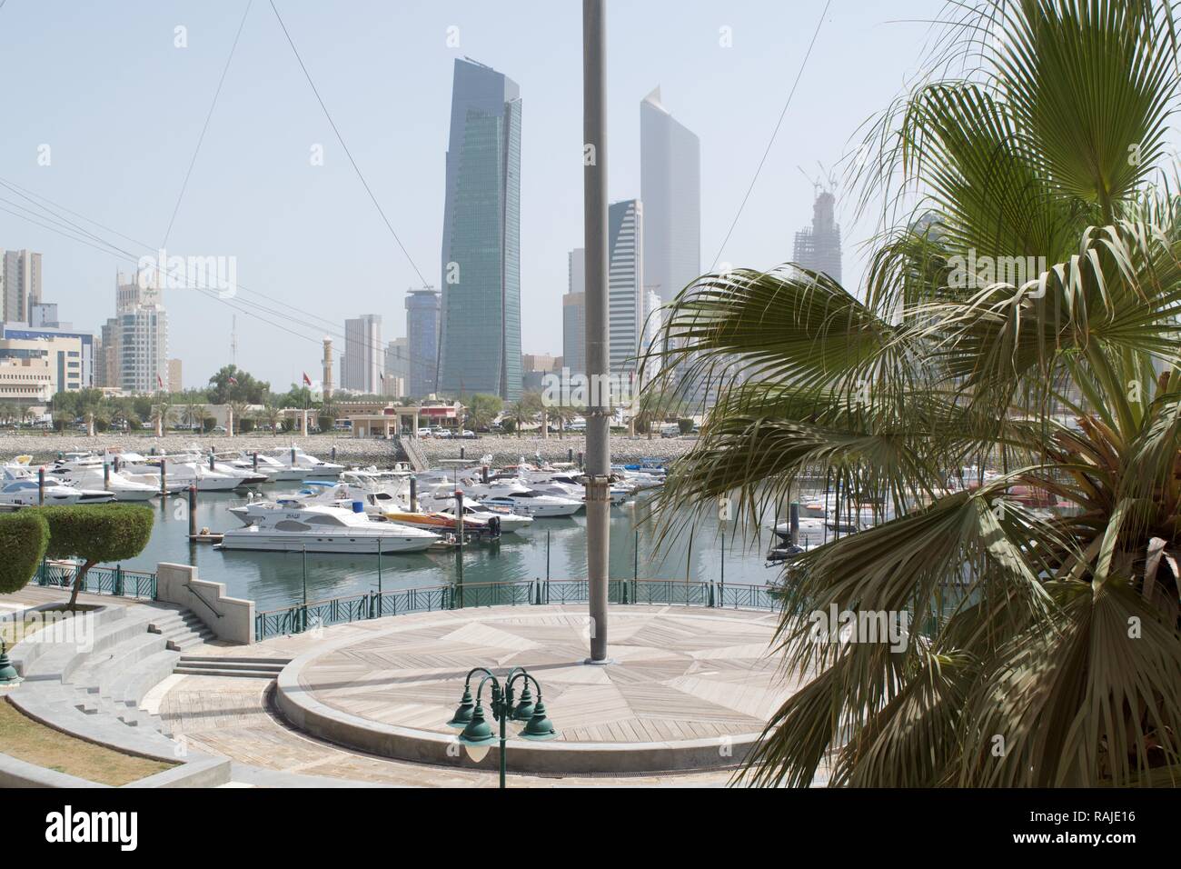 Kuwait fishing boats hi-res stock photography and images - Alamy