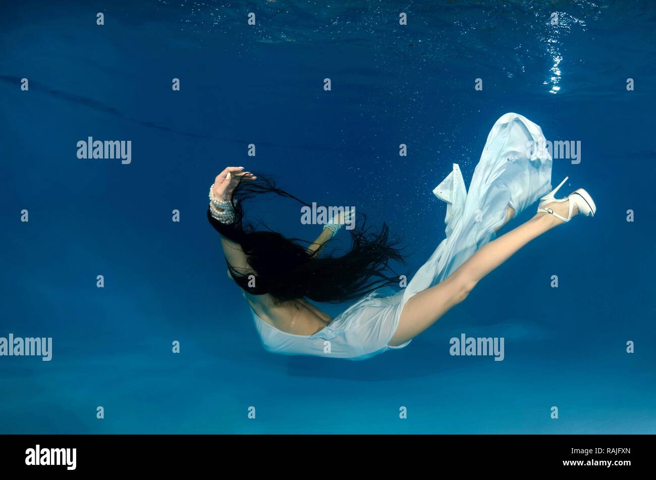 Bride, underwater wedding in a pool Stock Photo - Alamy