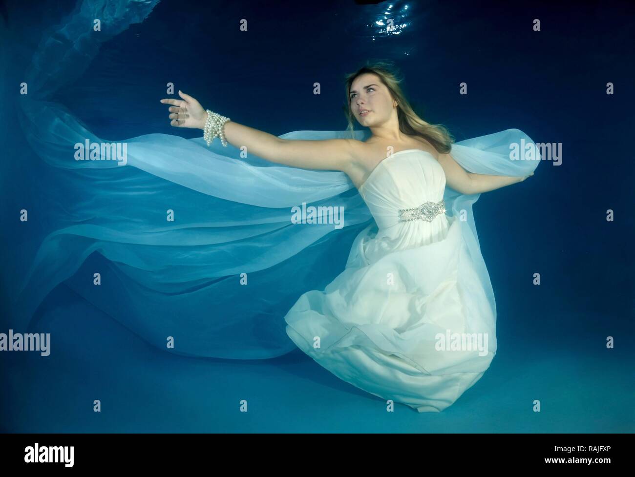 Bride, underwater wedding in a pool Stock Photo - Alamy