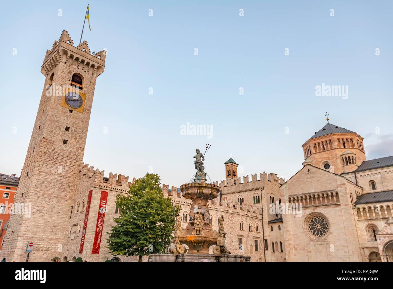 Cathedral Square, Piazza del Duomo, with Neptune Fountain, Fontana del ... Cathedral Square, Piazza del Duomo, with Neptune Fountain, Fontana del ...