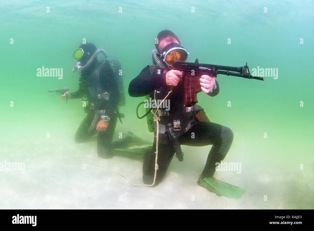 Soldiers aiming guns hi-res stock photography and images - Alamy