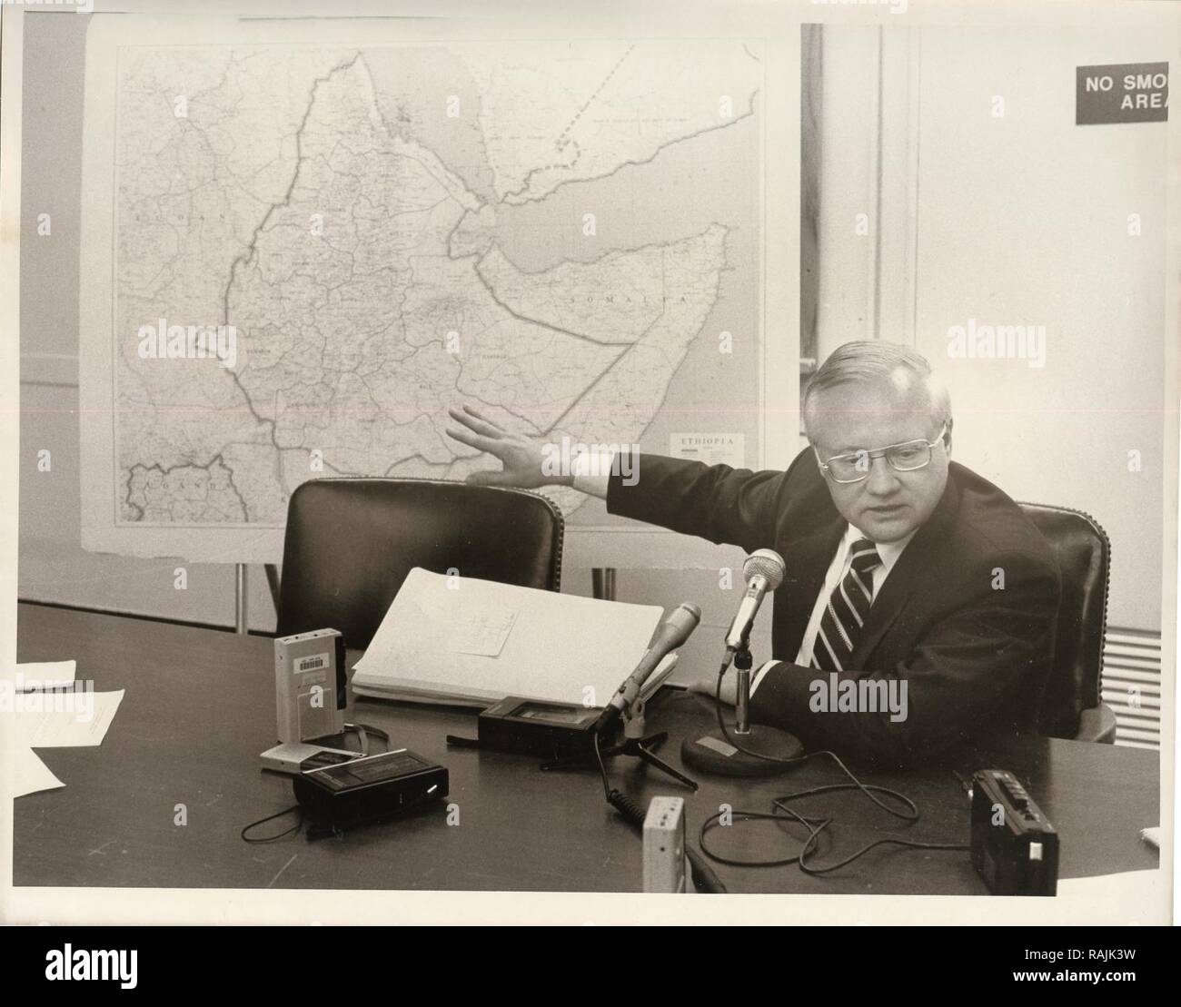 MAN TALKING IN THE MIC AND POINTING AT THE MAP Stock Photo - Alamy
