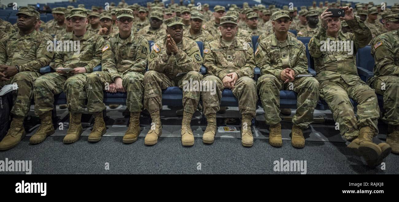 U.S. Army Reserve Soldiers with the 392nd Expeditionary Signal ...